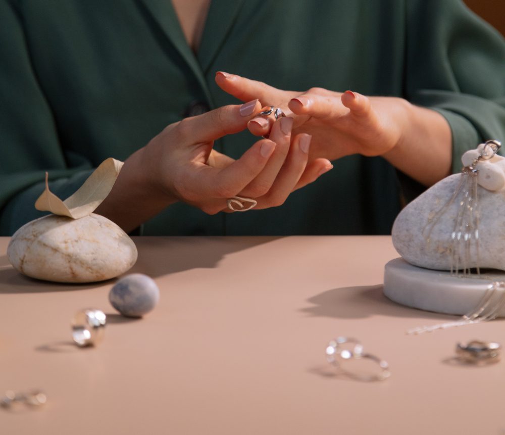 Comment faire briller des bijoux en argent
